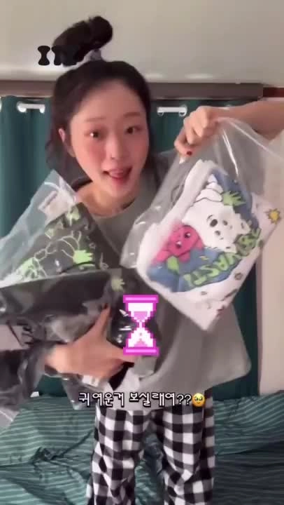 [K-POPアイドル着用] CAT&DOG FRIENDS T SHIRT | ファッション通販サイト NUGU